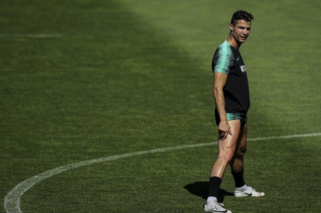 Relembre cinco momentos em que CR7 foi o melhor amigo dos fãs | LANCE!
